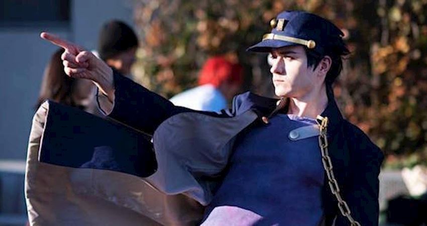 種族優勢94狂！高帥「JOJO承太郎Coser」現身動漫會場 脫外衣的「神還原肌肉」讓女粉暴動了 - 建華 | FUN01 創作分享