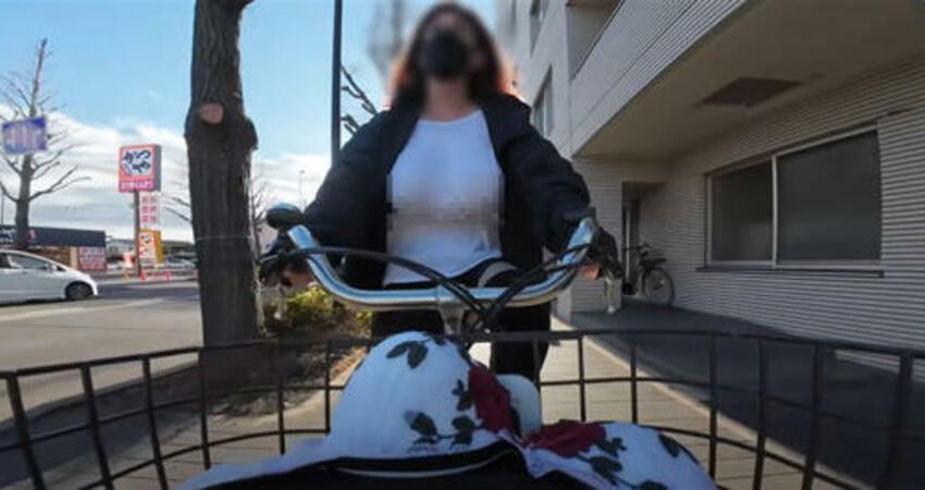 日嫩妹網紅「無罩駕駛」胸前2點晃動全露出 200萬粉瘋狂：暈了 - Qoo | FUN01 創作分享