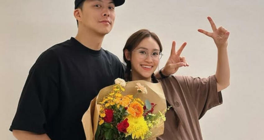 Sandy包廂低調K歌 被老公「單手霸氣擁入懷」恩愛瞬間被拍 - Qoo | FUN01 創作分享