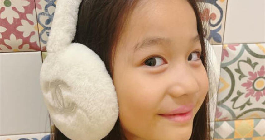 六月8歲愛女長大了！暴風抽高秀大長腿 高顏值粉絲驚嘆：爸媽基因太好 - Qoo | FUN01 創作分享