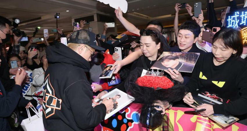 直擊／演唱會倒數2天！郭富城今晚抵台 300粉絲擠爆下榻飯店 - Qoo | FUN01 創作分享