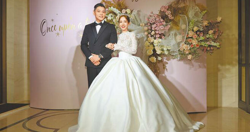 婁峻碩、焦凡凡甜簽終身契約 - Qoo | FUN01 創作分享