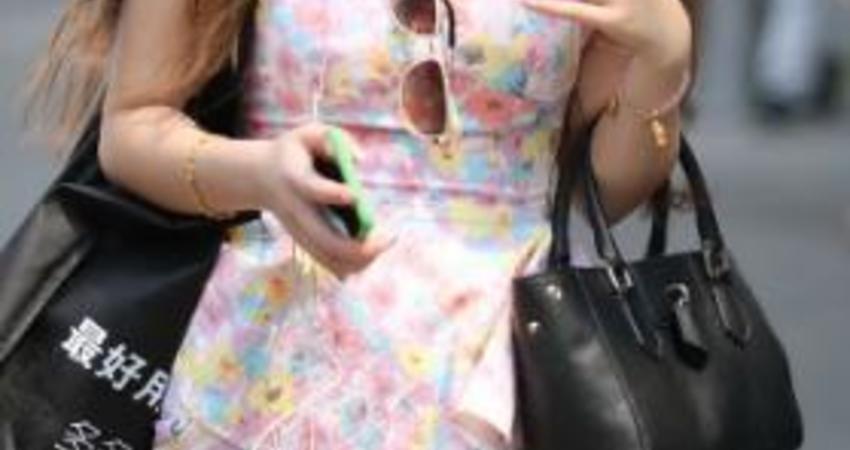 街拍時尚：炎熱天氣下的美女，短裙是唯一的選擇 - erica00 | FUN01 創作分享