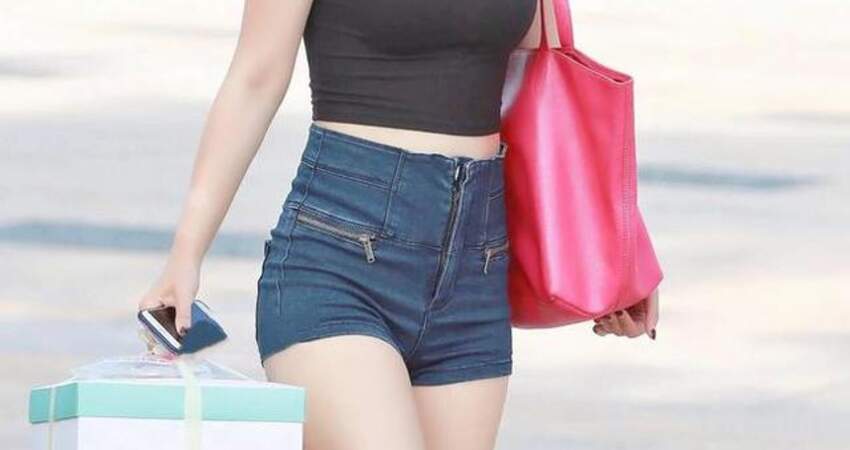 時尚街拍：緊身短褲的美女身材棒小姐姐膚白貌美 - facetook | FUN01 創作分享