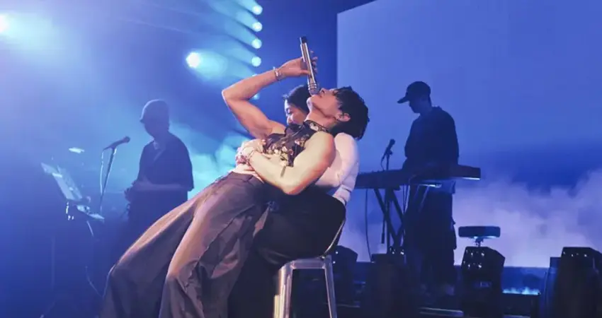 KIRE突破尺度扒光自己！躺女歌迷身上要她「儘管摸」 - zx | FUN01 創作分享